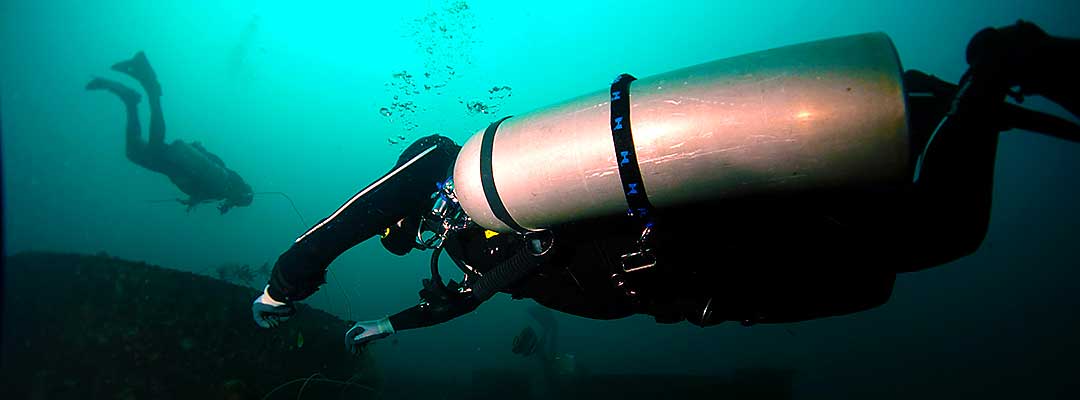 What are the risks of deep diving?