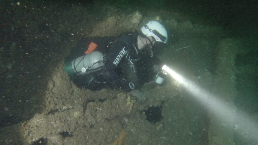 What are the benefits of sidemount diving?